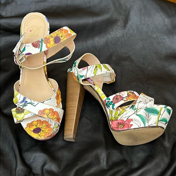 Delicious | Shoes | Cute Butterfly Platform Heels 75 | Poshmark